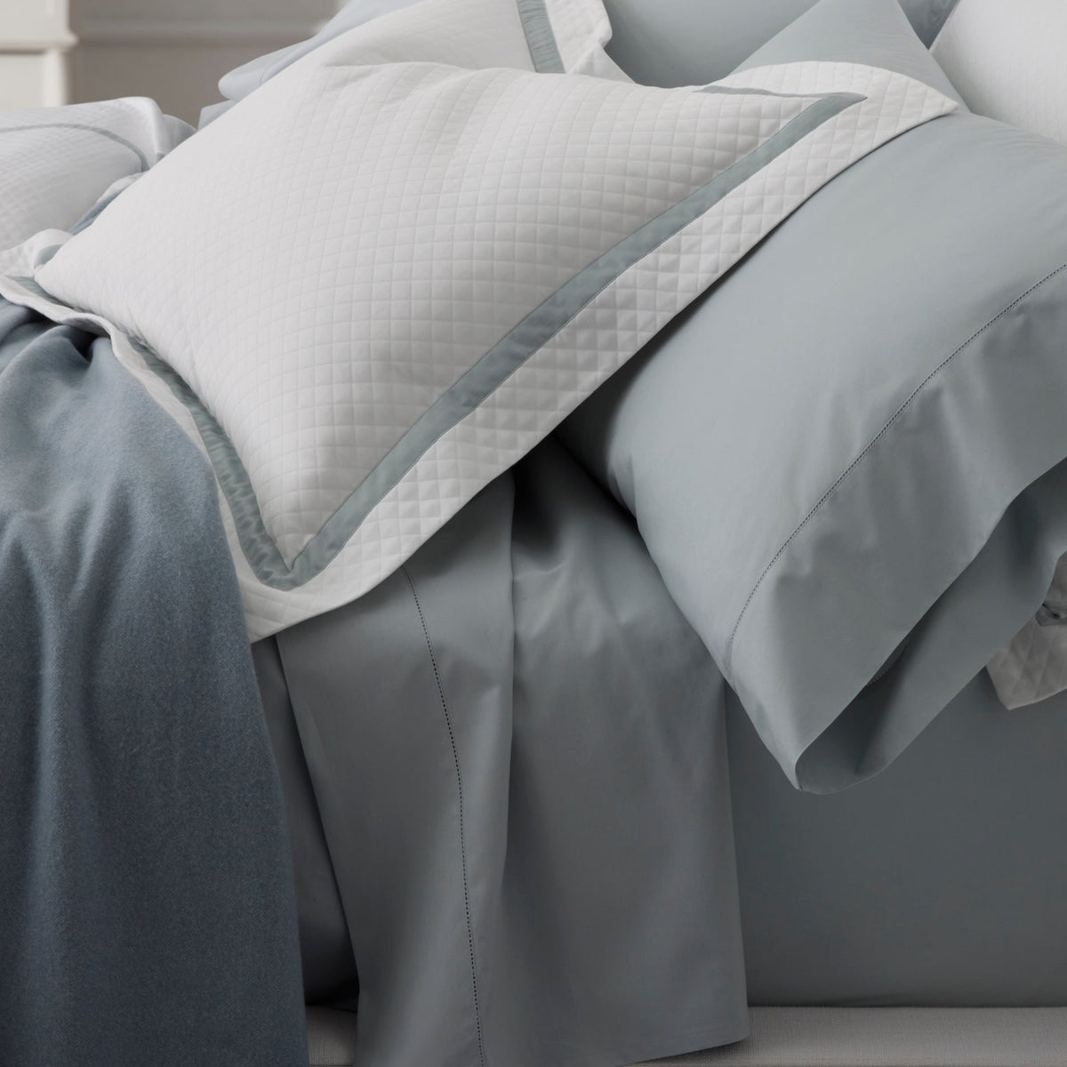 Matouk Lowell Matelassé Coverlet + Shams – The Picket Fence